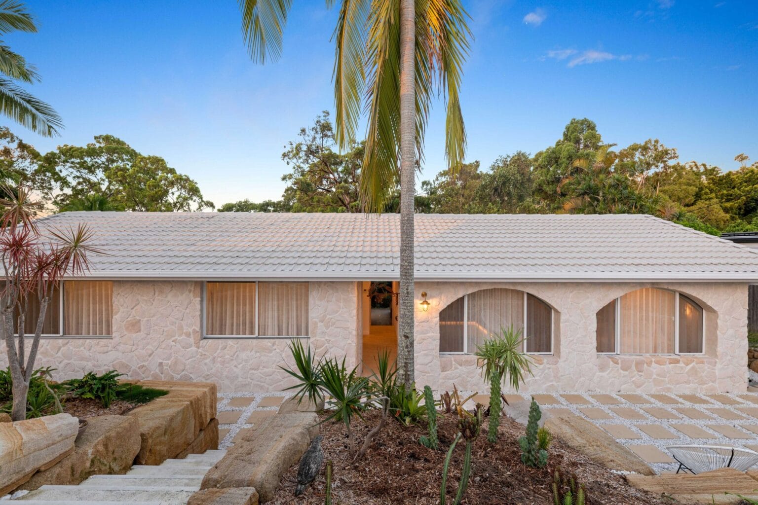 Burleigh Heads Retreat features Coastal stone cladding